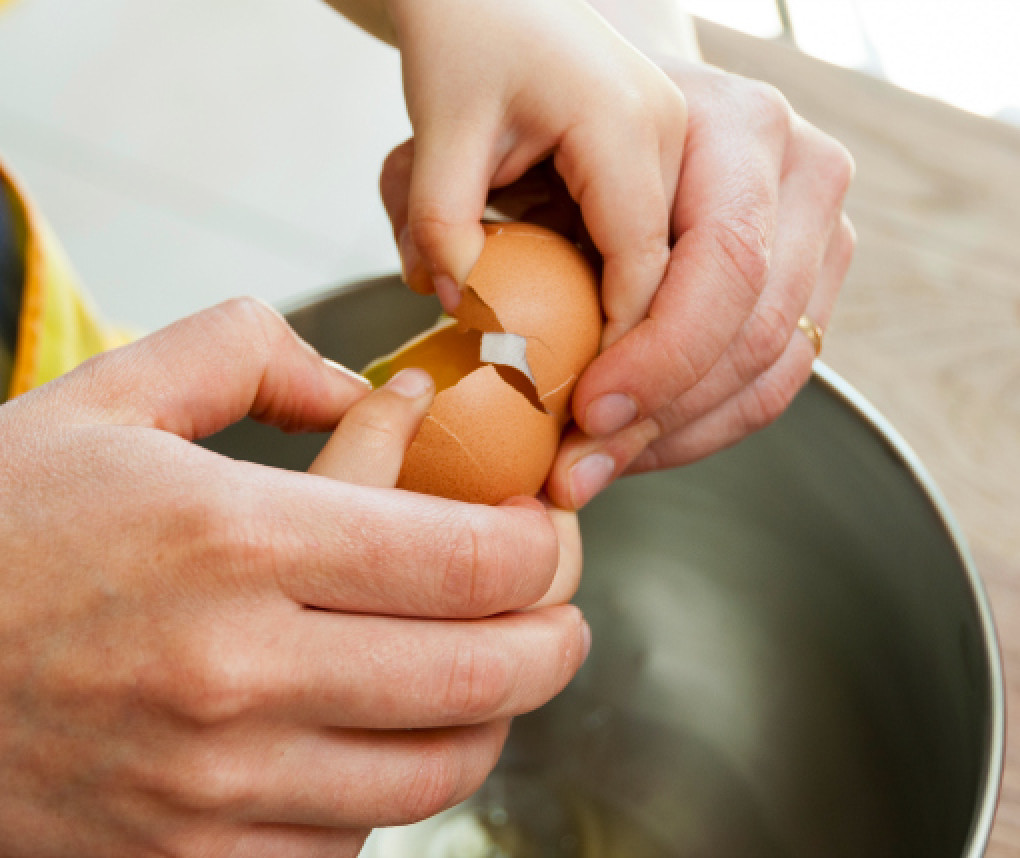 Study: Many consumers do not wash their hands after cracking eggs ...